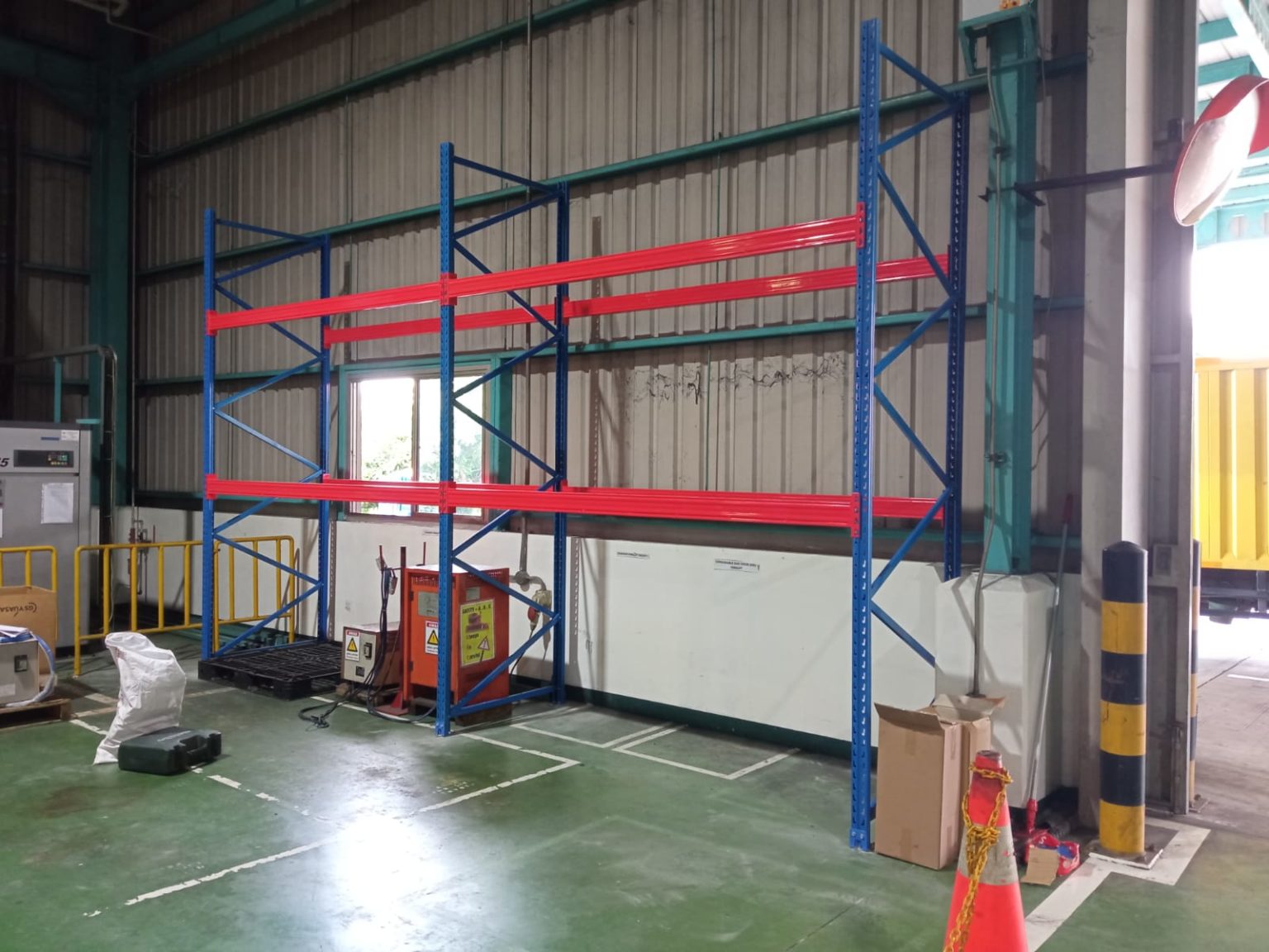 RAK BESI GUDANG UKURAN BESAR TIPE RR-1000 KEKUATAN 1 TON